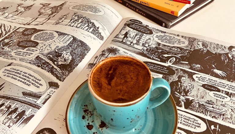 What Are the Differences Between Comic Books and Graphic Novels?